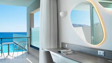 Quarto família, acesso à piscina, vista para o mar (Executive) | Frigobar (abastecido com itens grátis), cofres nos quartos, escrivaninha