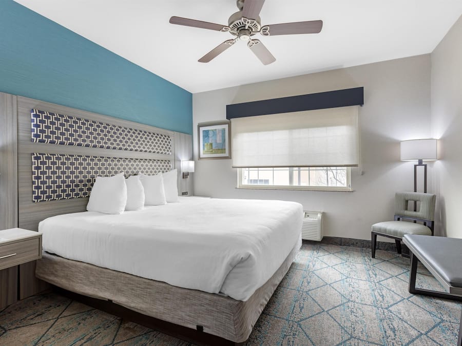 Suite, 1 cama king-size, não fumadores, frigorífico e micro-ondas | Cofre no quarto, internet de alta velocidade, roupa de cama fornecida