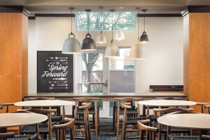 Café da manhã com buffet grátis todos os dias