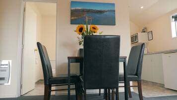 Apartamento, 1 quarto | Refeições no quarto
