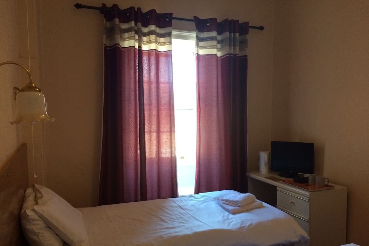 Quarto Twin Básico, 2 camas individuais | Quartos insonorizados, ferro/tábua de engomar, Wi-fi grátis