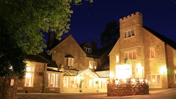 Fachada do alojamento (tarde/noite)