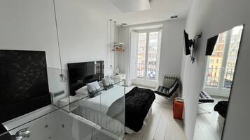 Quarto Duplo, banheira de hidromassagem | Lençóis de algodão egípcio, camas de colchão Select Comfort, secretária
