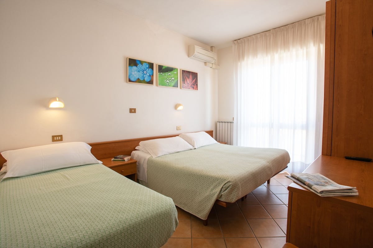 Quarto triplo | 1 quarto, frigobar, cofres nos quartos, escrivaninha