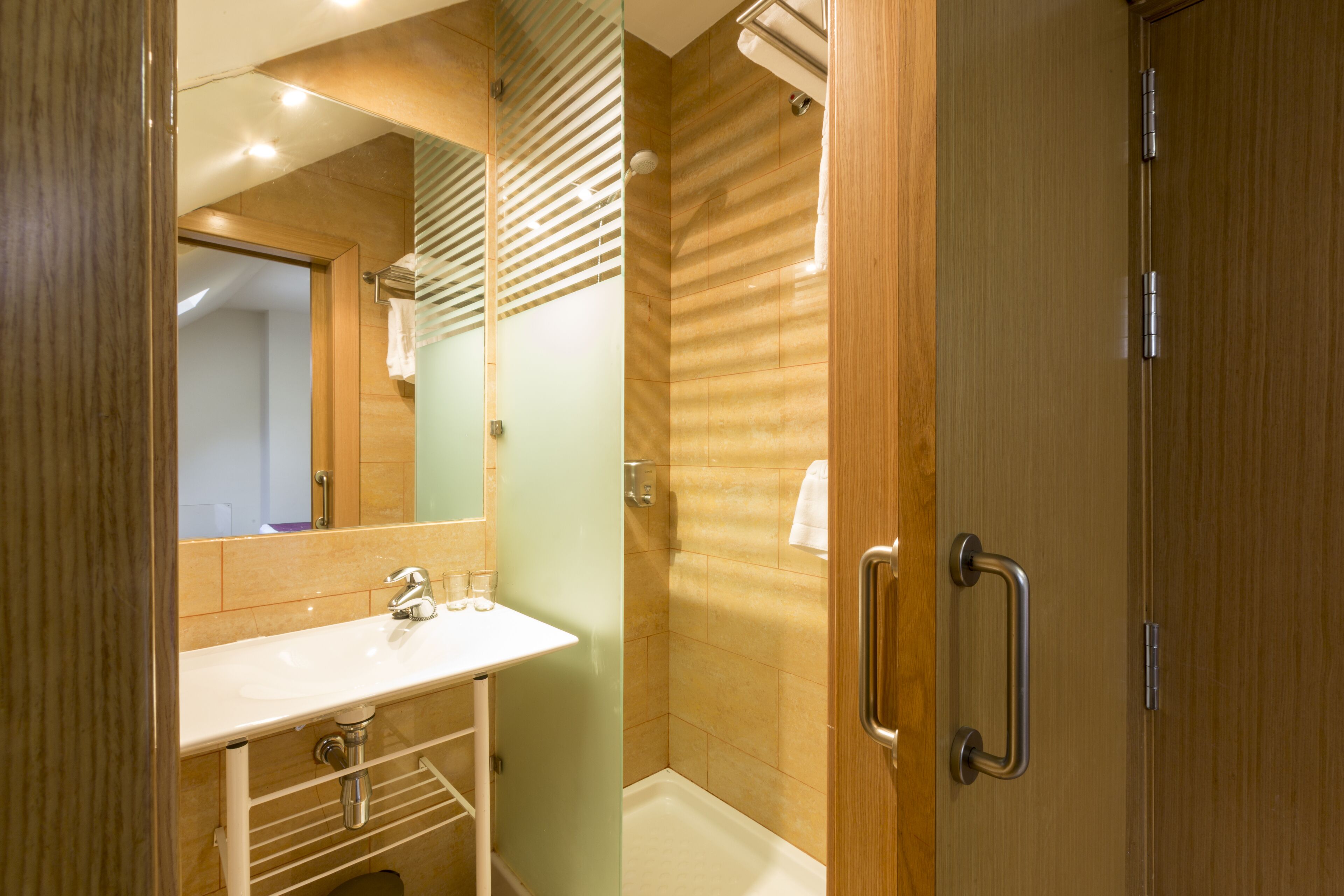 Um polibã, artigos de higiene pessoal grátis, um secador de cabelo 