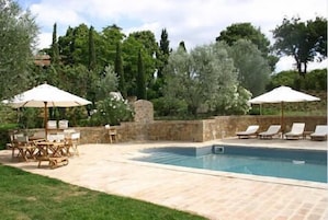 Piscina exterior sazonal, guarda-sóis, espreguiçadeiras