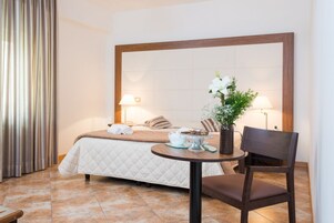 Minibar, cofre no quarto, secretária, Wi-fi grátis 