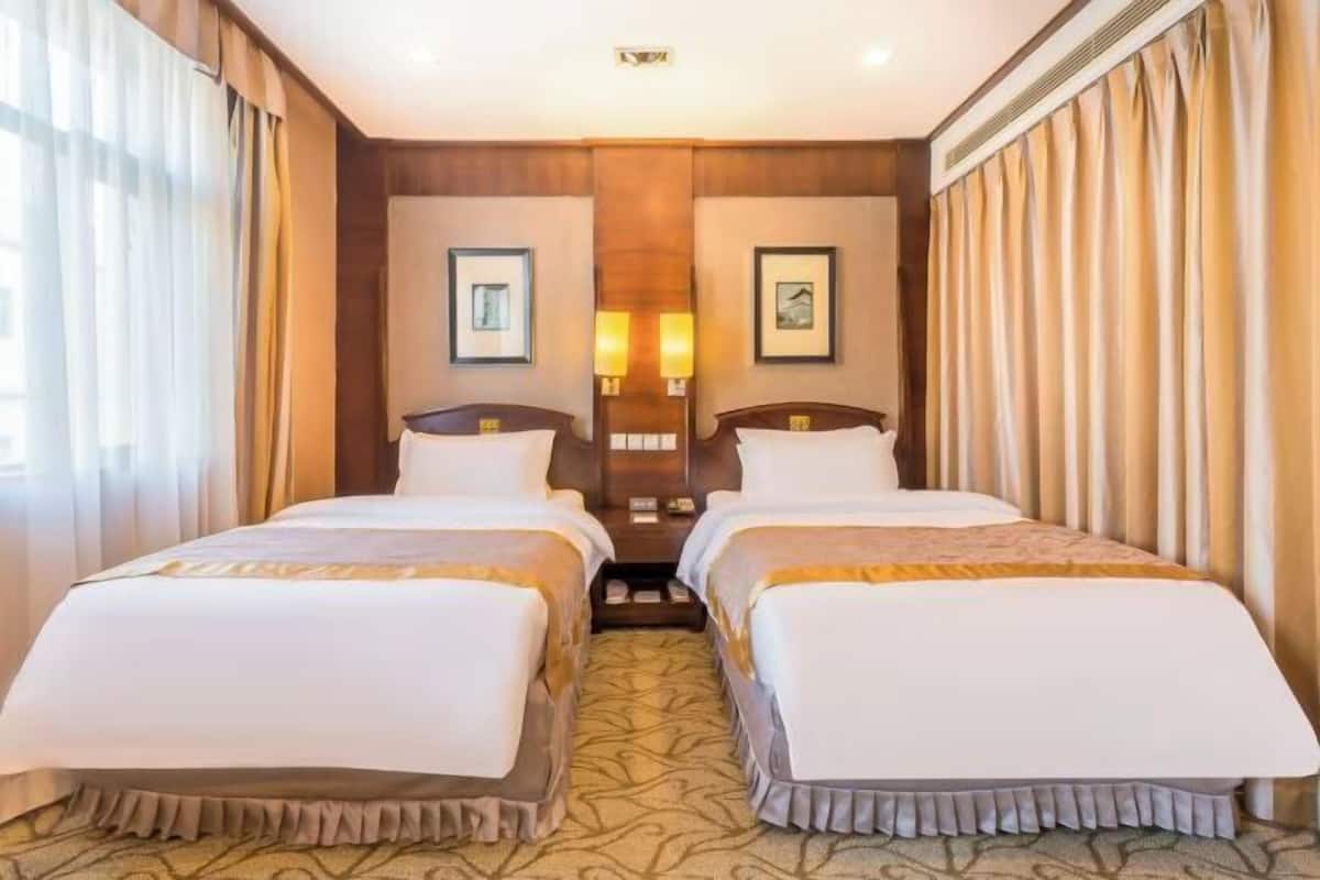 Cofres nos quartos, escrivaninha, cortinas blackout