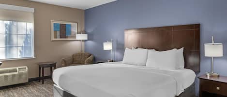 Roupas de cama premium, escrivaninha, espaço de trabalho para notebook