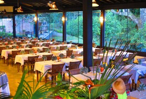 Café da manhã, almoço e jantar; culinária brasileira 