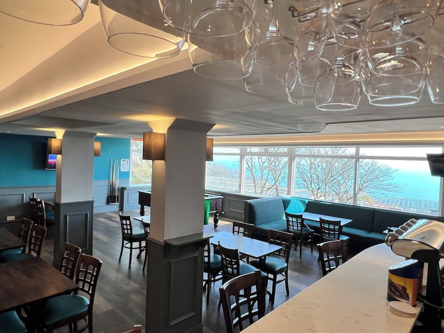 Este pub, com vista para o oceano, aberto diariamente