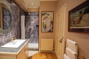 Suite (Horsley) | Casa de banho | Um secador de cabelo (mediante pedido), toalhas fornecidas, sabão 