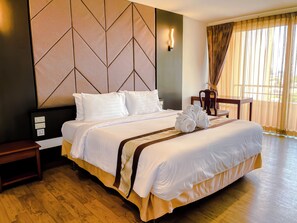 Quarto Familiar, várias camas | 1 quarto, secretária, secretária adequada para computadores portáteis 