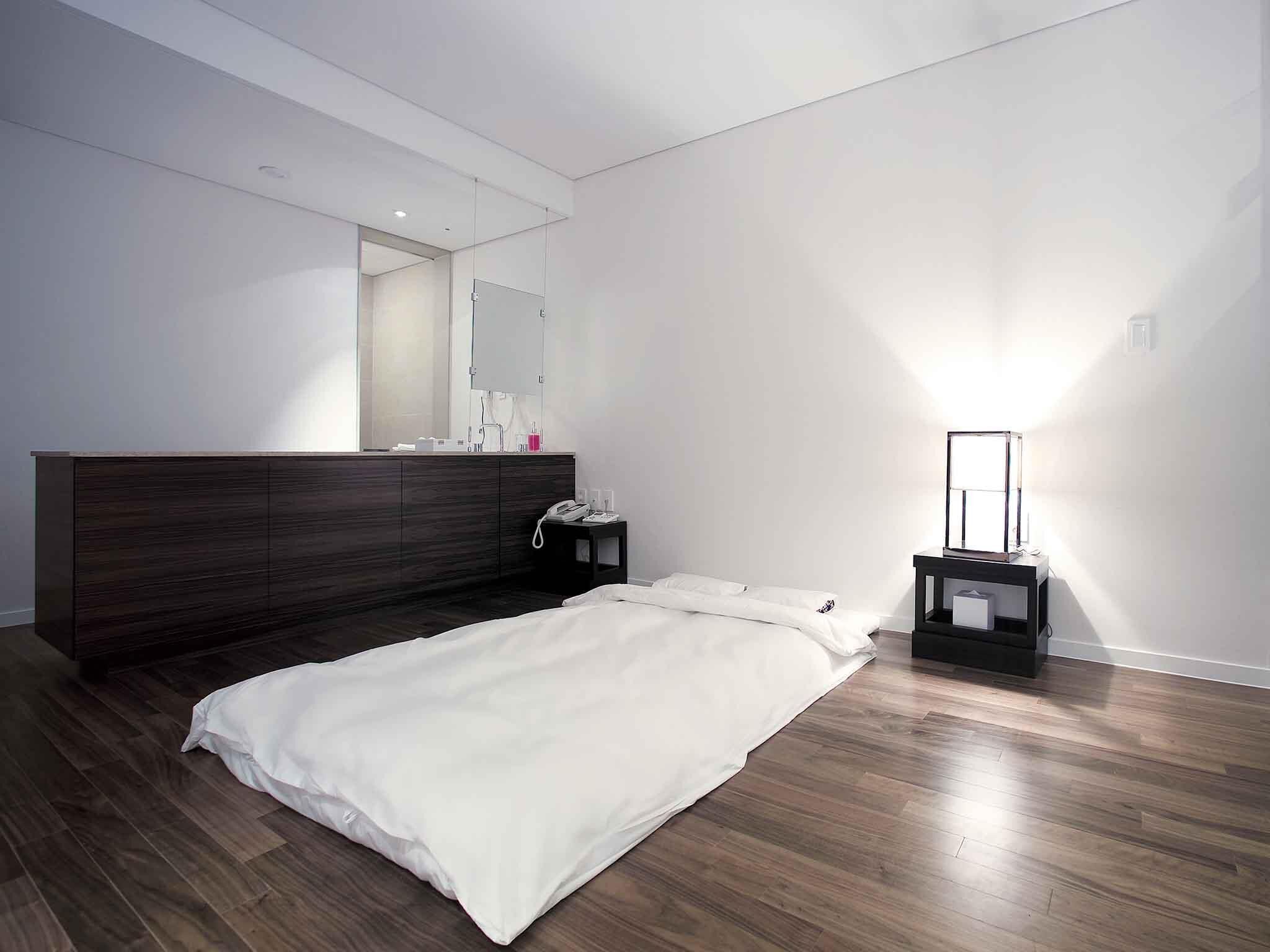 Quarto tradicional, 1 cama de casal (Korean Style) | Roupas de cama premium, frigobar, cofres nos quartos