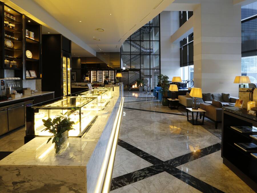 Este bar no lobby do hotel