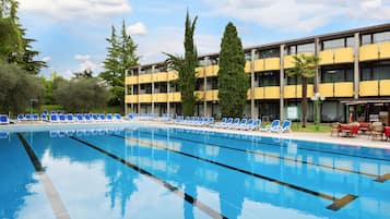 2 piscinas exteriores, espreguiçadeiras