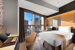 Quarto Triplo Deluxe | Minibar, cofre no quarto, cortinas/cortinados opacos 