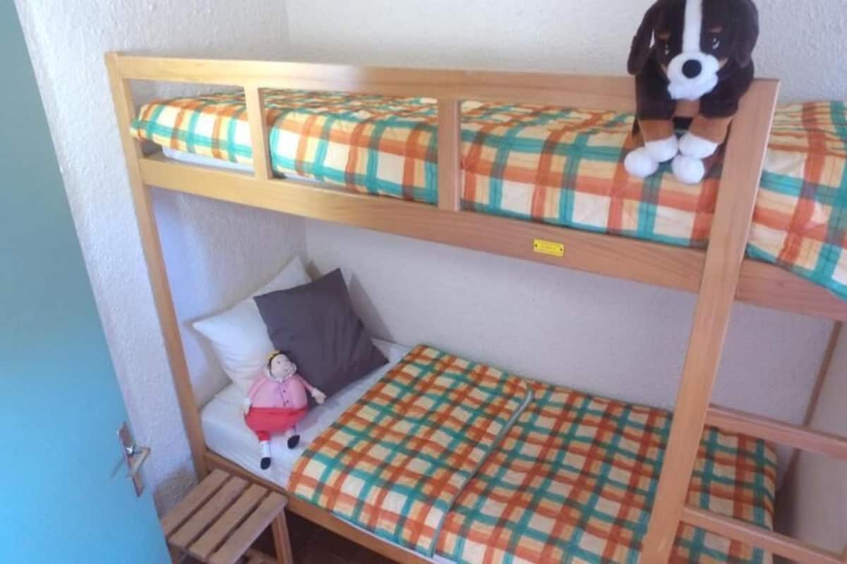 Quartos insonorizados, roupa de cama fornecida