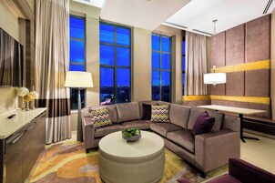 Roupa hipoalergénica, cofre no quarto, secretária 