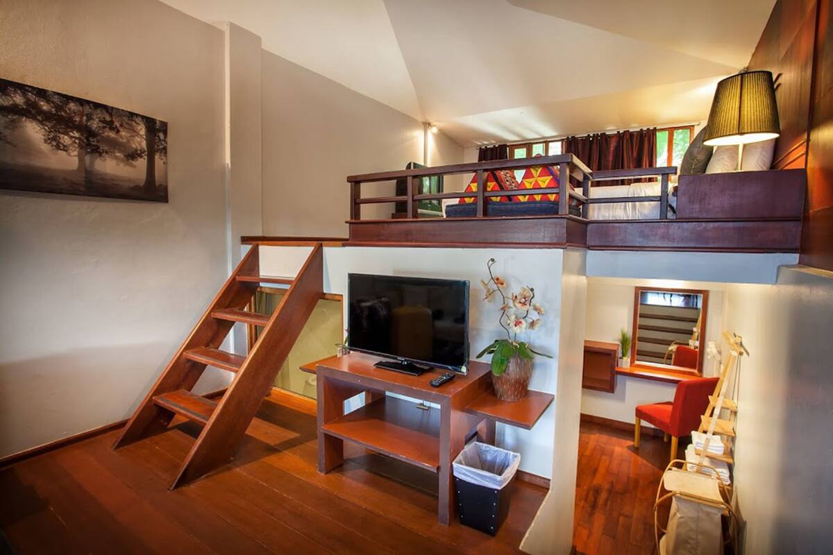 Junior Suite with Pool View | Cofre no quarto, secretária, Wi-fi grátis