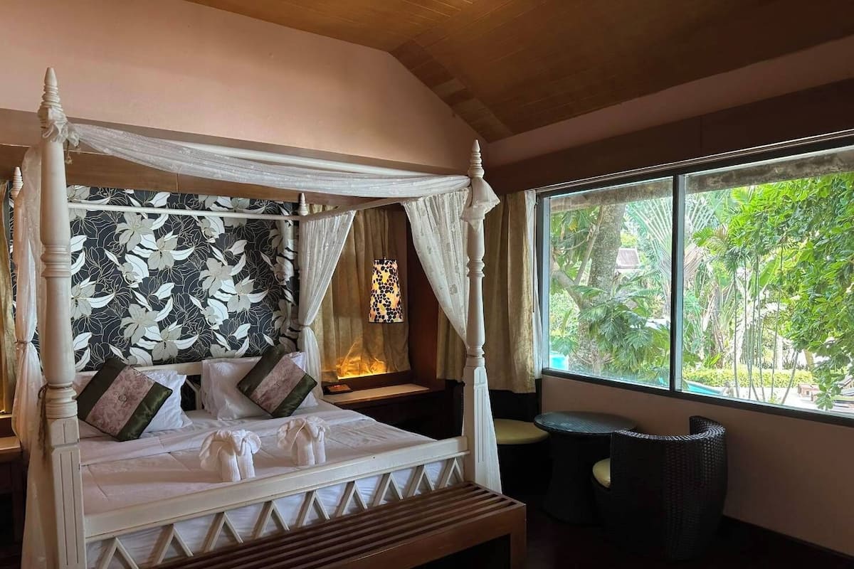 Pool View Villa 2nd floor | Minibar, cofre no quarto, cortinas/cortinados opacos