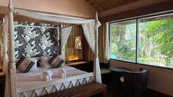 Pool View Villa 2nd floor | Minibar, cofre no quarto, cortinas/cortinados opacos