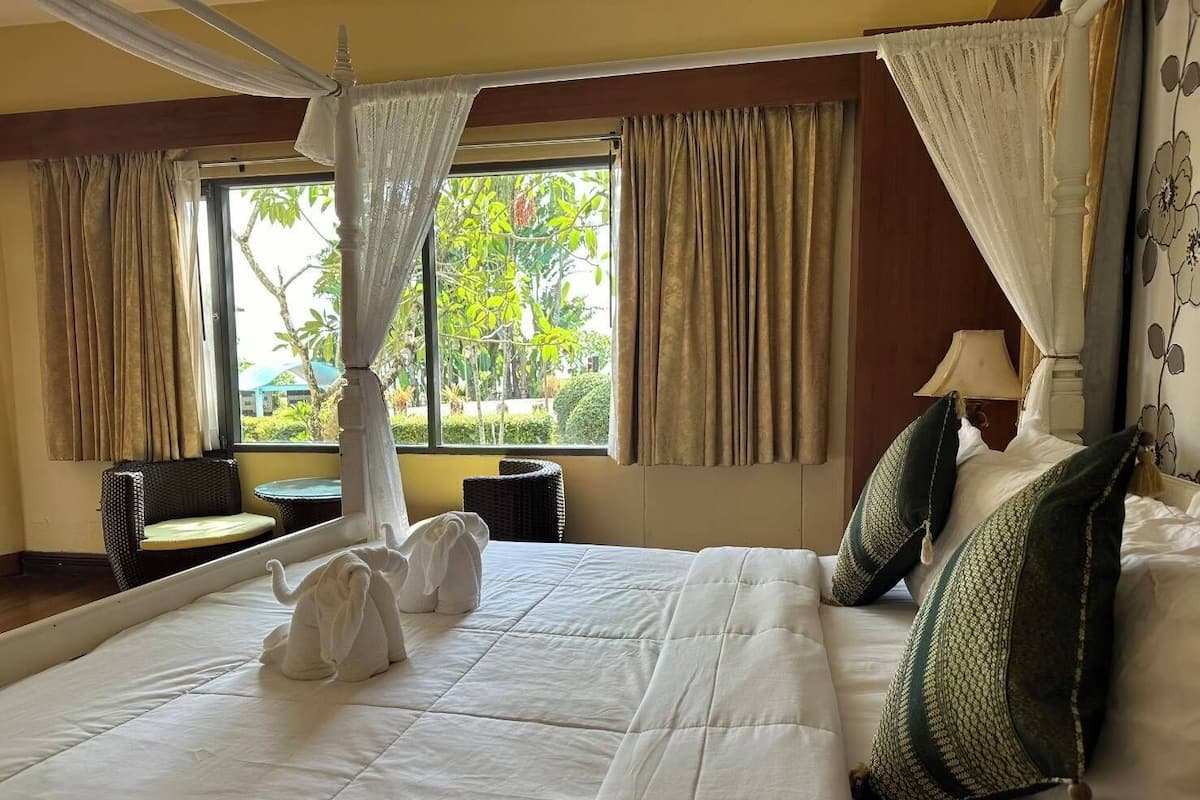 Pool View Villa 1st floor | Minibar, cofre no quarto, cortinas/cortinados opacos
