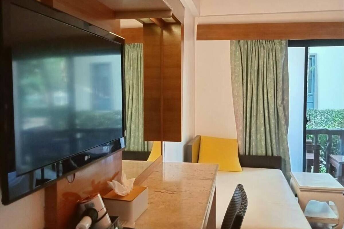 Deluxe Twin Room 2nd floor | Minibar, cofre no quarto, cortinas/cortinados opacos