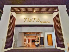 Pequenos-almoços, almoços, jantares servidos, com vista para a praia 