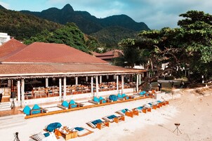 Pequenos-almoços, almoços, jantares servidos, com vista para a praia 