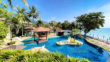 Pequenos-almoços, almoços, jantares servidos, com vista para a praia 