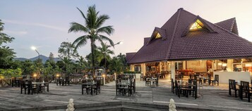 2 restaurantes, é servido almoço