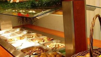 2 restaurantes, é servido café da manhã