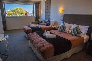 Apartamento Familiar, 2 quartos | Minibar, secretária, ferro/tábua de engomar, Wi-fi grátis 