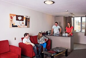 Apartamento Clássico, 2 quartos | Sala de estar | Televisor de ecrã plano de 32 polegadas com canais via satélite 