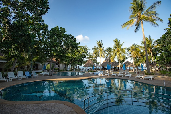 Piscina exterior, espreguiçadeiras