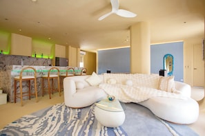 2 Bedroom Penthouse - The Bulabog Suite | Sala de estar | Televisor LCD de 40 polegadas com canais por cabo, televisor 