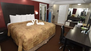 Quarto Deluxe, 1 cama king-size, não fumadores, banheira de hidromassagem | Roupa de alta qualidade, camas de colchão pillowtop, secretária