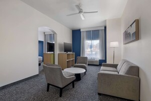 Estúdio, várias camas | Área de estar | TV LED 50 polegadas com canais a cabo, serviços de streaming