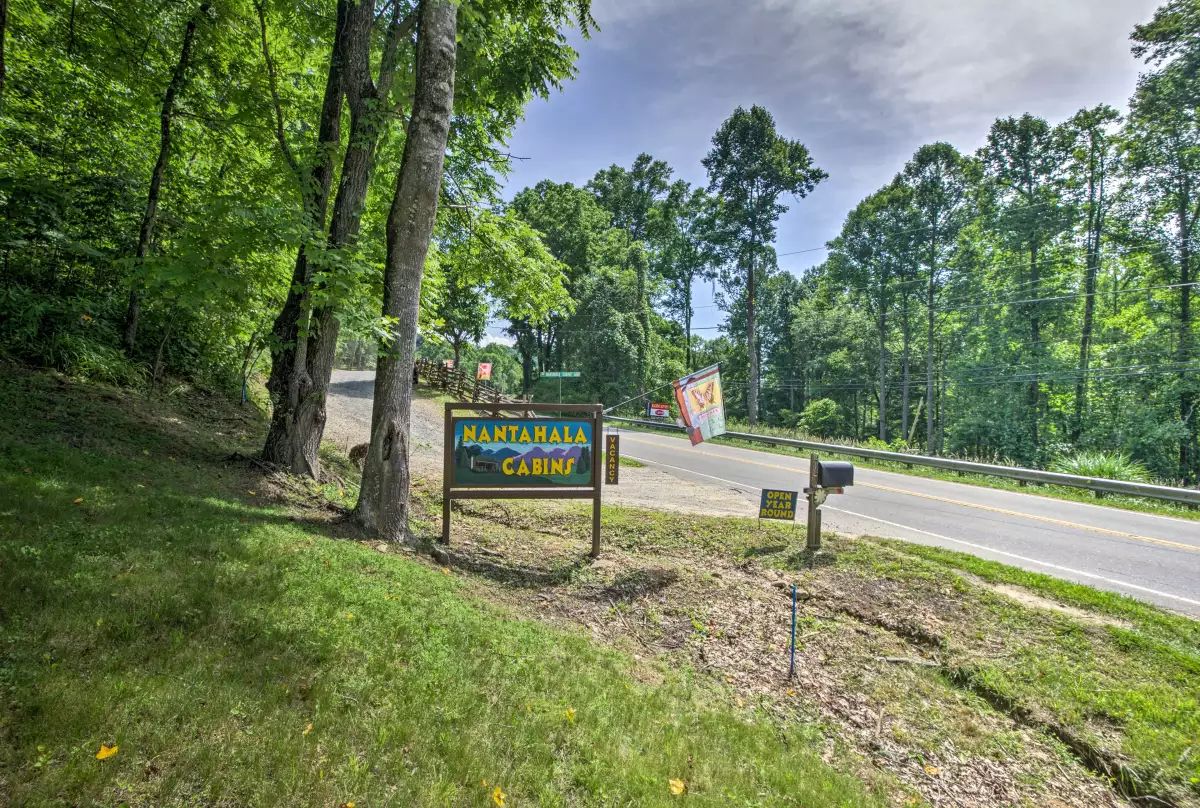 Placa à beira da estrada para Nantahala Cabins, com a estrada visível à frente.