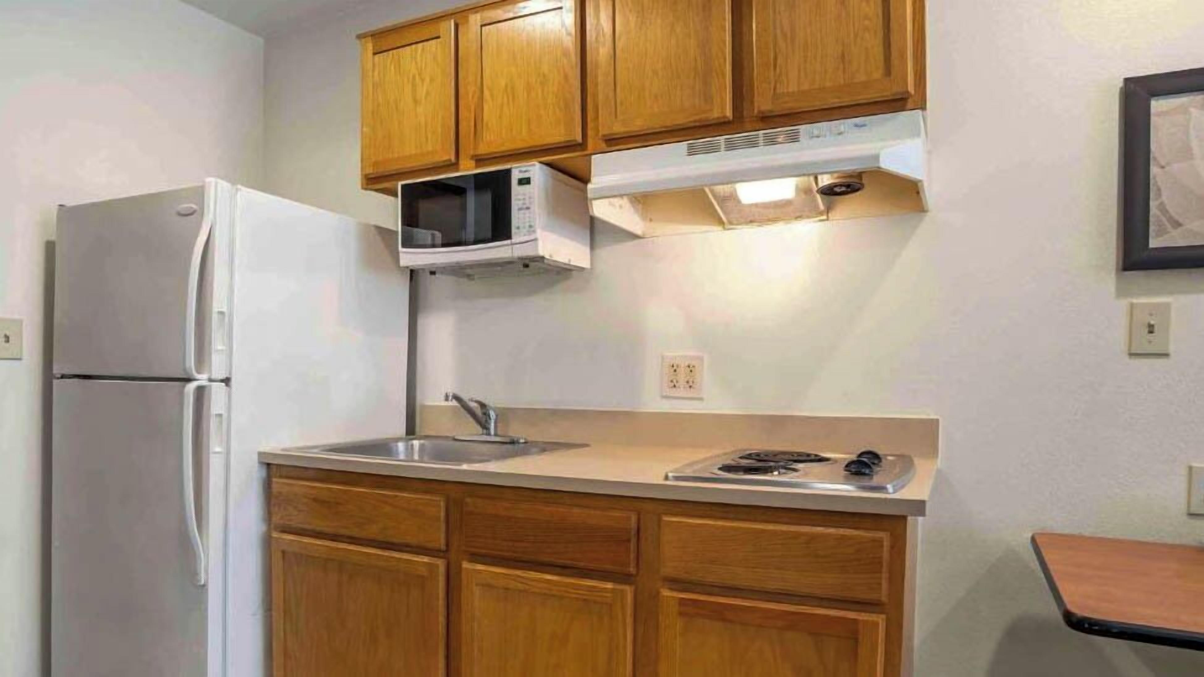 Geladeira grande, micro-ondas, cooktop, freezer