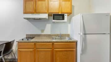Estúdio Standard, não fumadores, frigorífico e micro-ondas | Cozinha privada | Um frigorífico/congelador grande, um micro-ondas, uma placa de cozinha