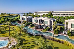 Um resort moderno com piscina, vários quartos e vista para o oceano.