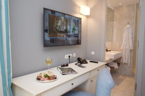 Master Suite with Outdoor Jetted Tub and Panoramic Sea view | Opções para refeição no quarto