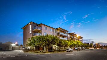 Fachada do alojamento (tarde/noite)