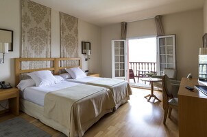 Quarto duplo superior, 2 camas de solteiro | Frigobar, cofres nos quartos, escrivaninha, Wi-Fi de cortesia