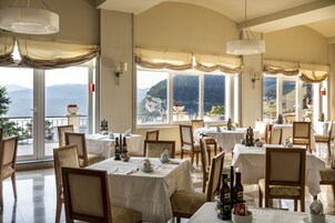 Café da manhã com buffet todos os dias (EUR 20 por pessoa) 
