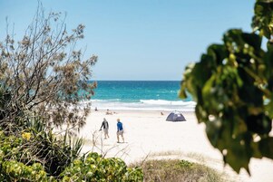 Perto da praia, areia branca 