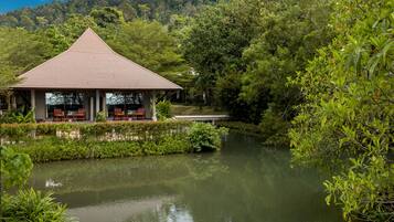 Quarto casal ou duplo grand, vista para o jardim (Manor Villa) | 2 quartos, frigobar, cofres nos quartos, escrivaninha