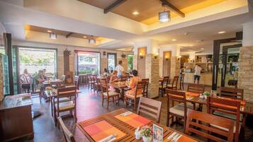 Café da manhã, almoço e jantar
